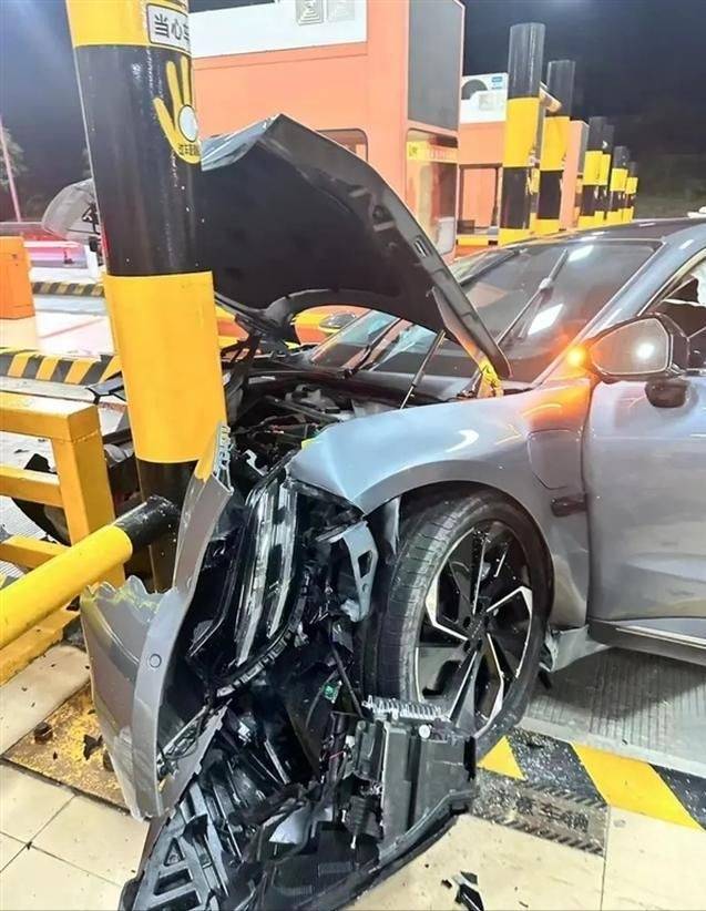 同样是120时速撞收费站，极氪驾驶者擦伤，ID4起火4人死亡_搜狐汽车_搜狐网