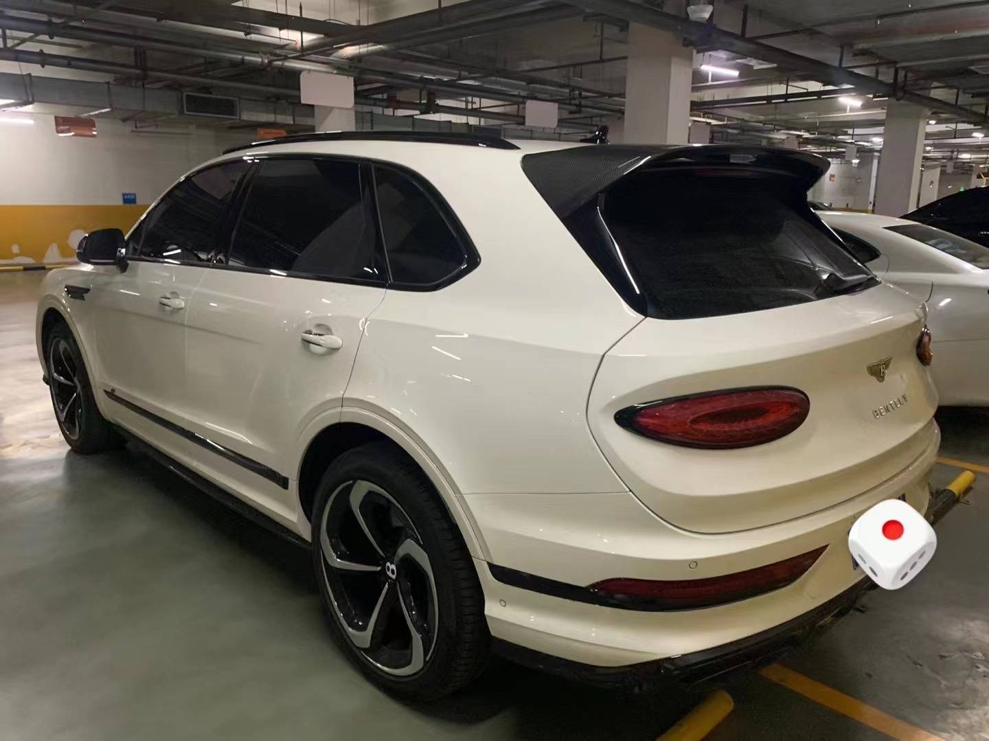 冰川白外观配双色内饰，稀有中规宾利添越S_搜狐汽车_搜狐网