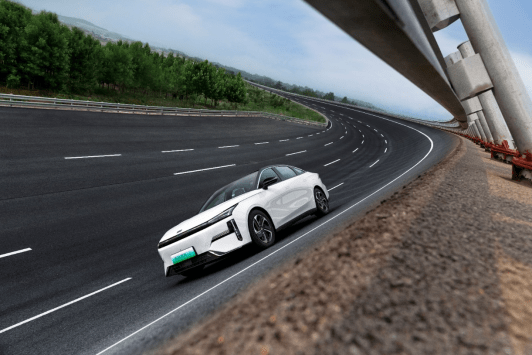 零百加速6.3s、极速247km/h 吉利银河L6突破同级轿车性能极限_搜狐汽车_搜狐网