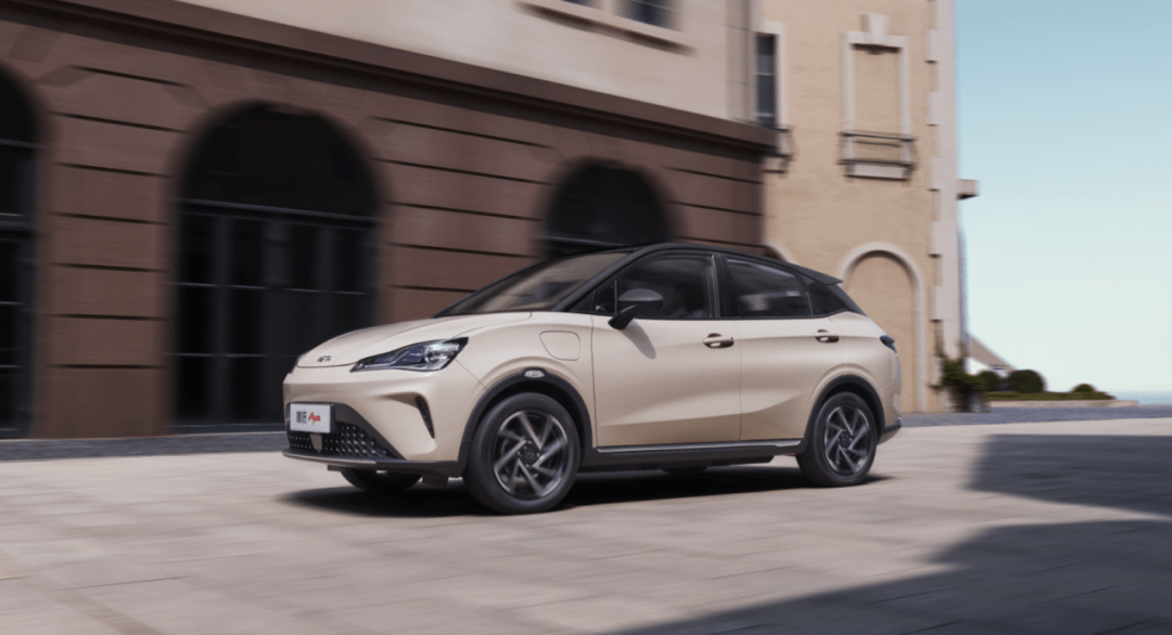 “五座大空间智能纯电SUV”登场！售价7.38万元起，哪吒AYA上市_搜狐汽车_搜狐网