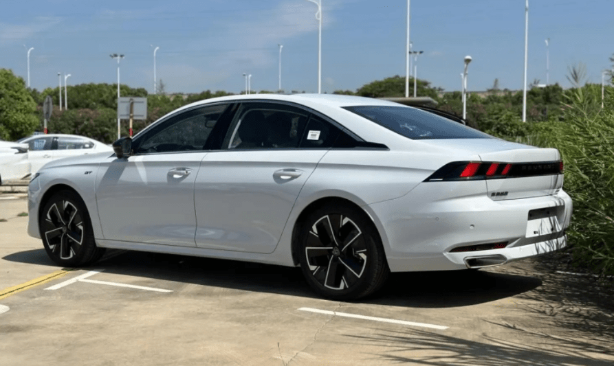 中期改款标致508即将上市！换装全新车标，全系标配1.8T发动机_搜狐汽车_搜狐网