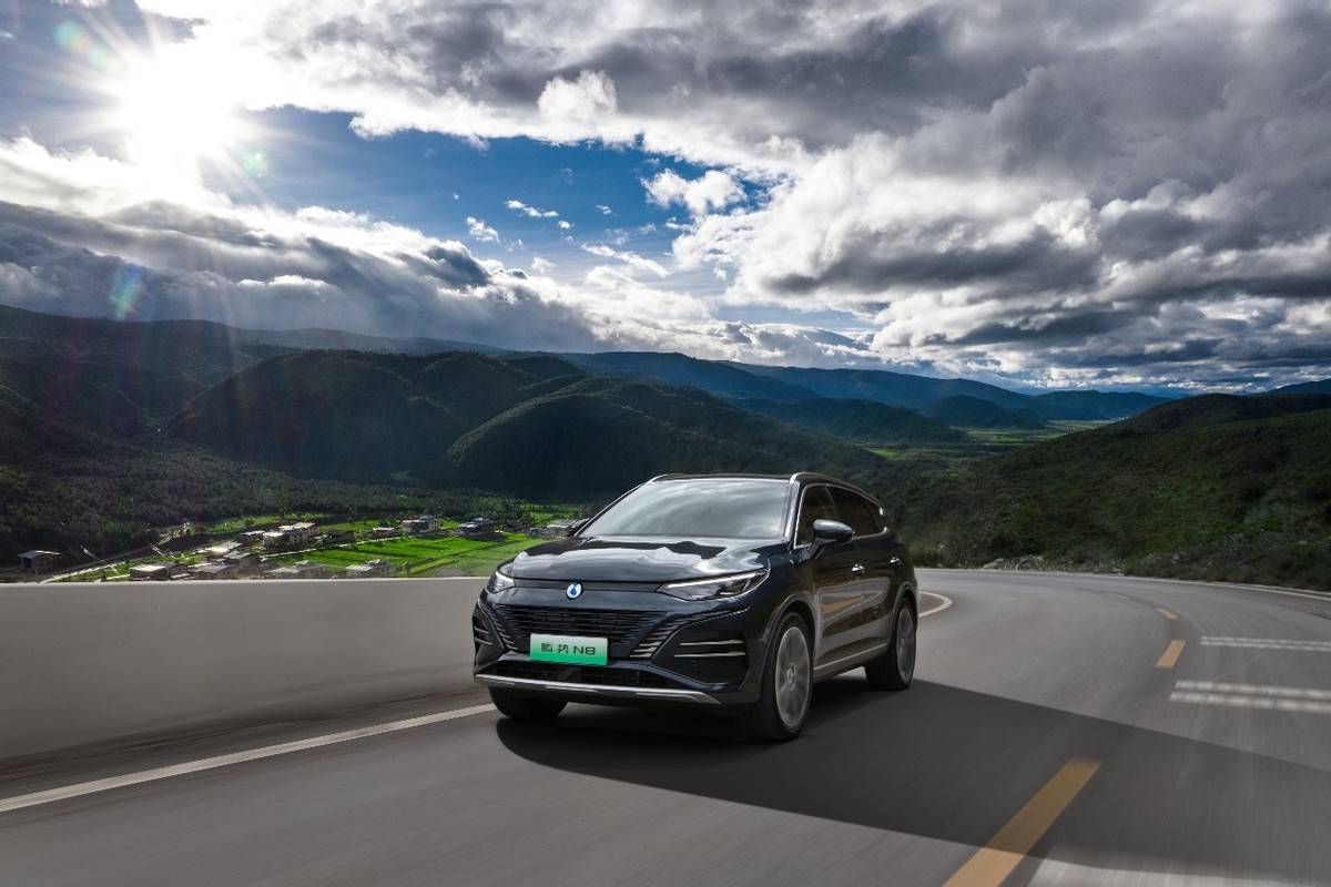 能越野的“奶爸车”！腾势N8上市，售价31.98/32.68万元_搜狐汽车_搜狐网