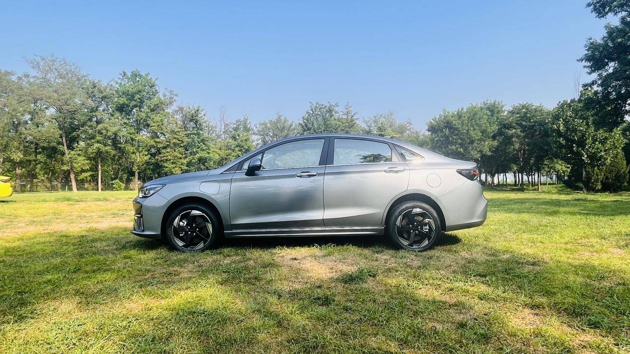 突出的就是一个实在！静态体验北京汽车新EU5 PLUS_搜狐汽车_搜狐网