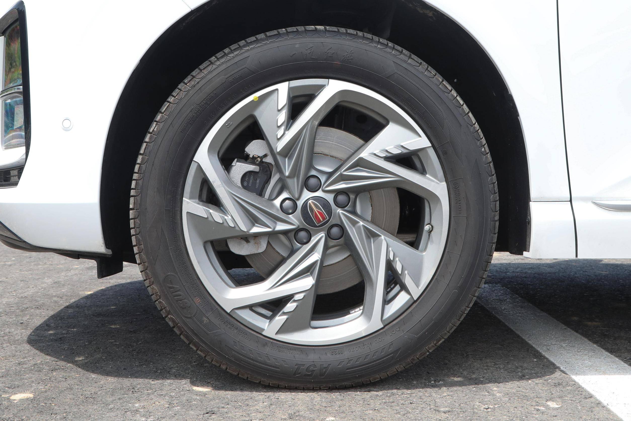 19万多提了台顶配红旗HS3，配置丰富，四驱6.9s破百，超出期待了_搜狐汽车_搜狐网