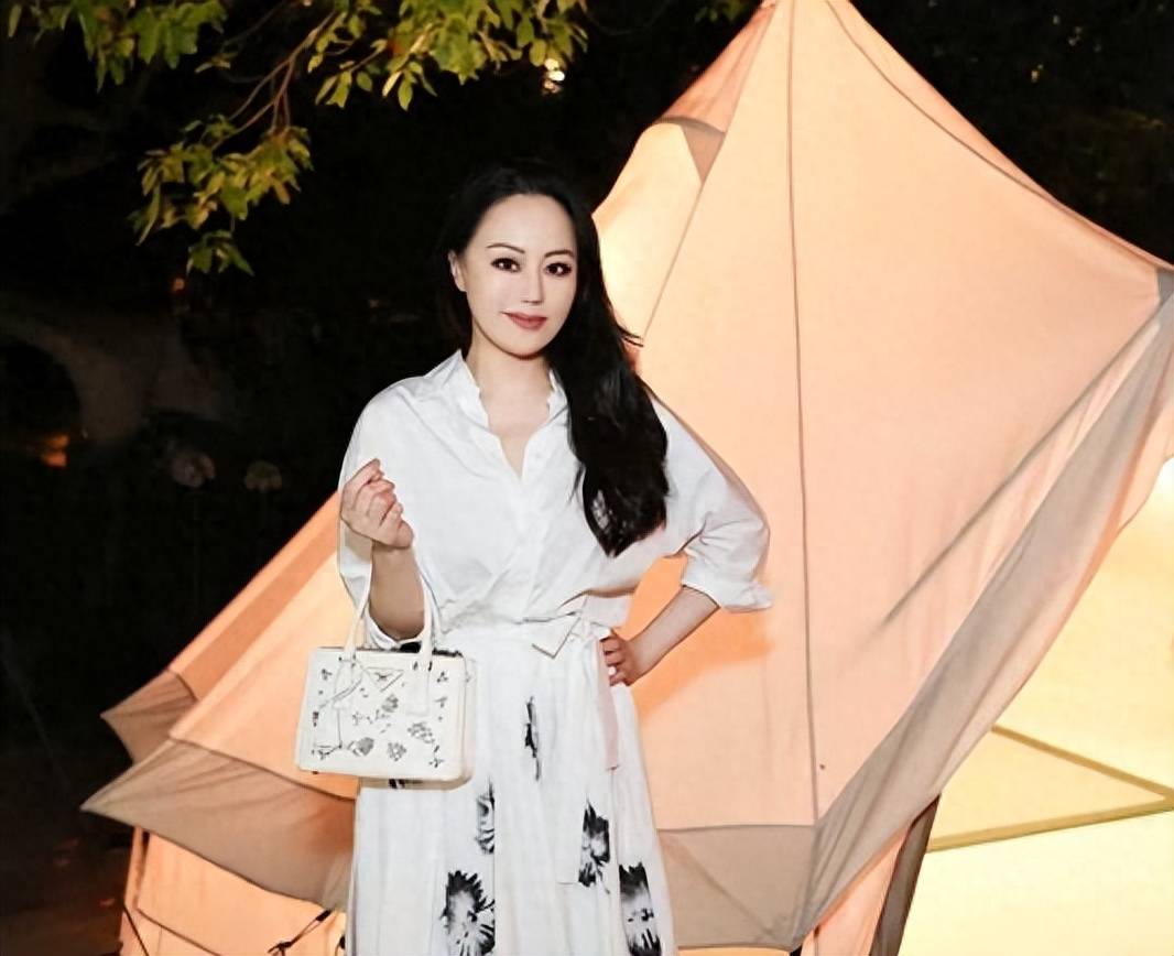 路人镜头下的章小蕙，穿牛仔变五五分肚子还大，但60岁长得像30 -6park.com