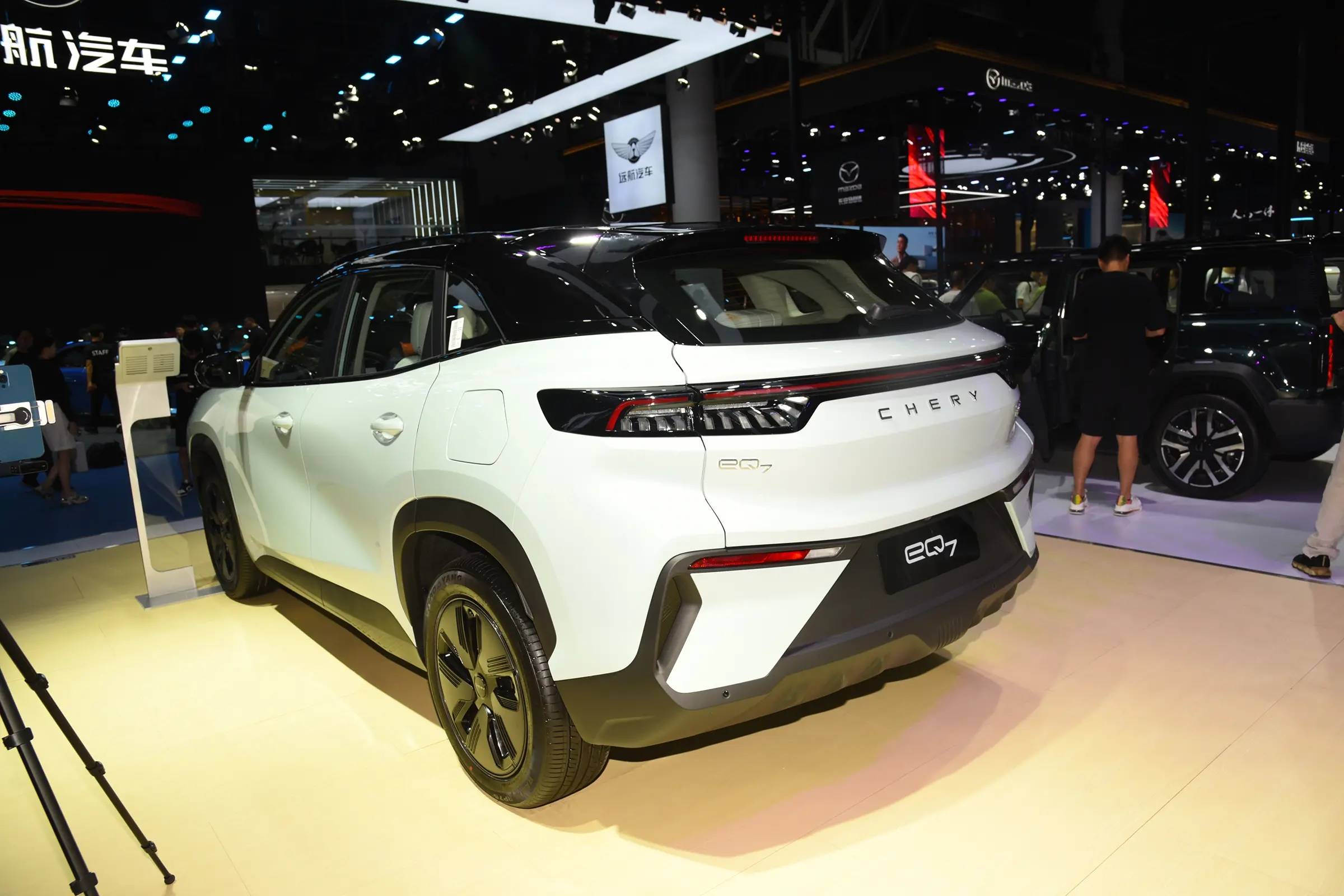 奇瑞eQ7亮相成都车展，续航512km，预售价14.39万起，对标零跑C11_搜狐汽车_搜狐网