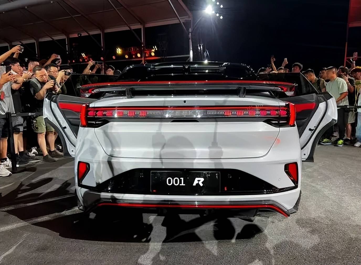 吉利确认新轿车!零百比Plaid快,马力比肩Taycan,仰望U8同款坦克掉头_搜狐汽车_搜狐网