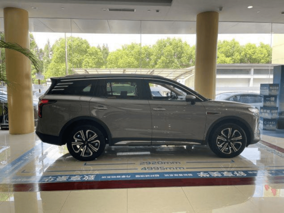 全方位升级，全系配2.0T+爱信8AT，实拍全新一代红旗HS7_搜狐汽车_搜狐网