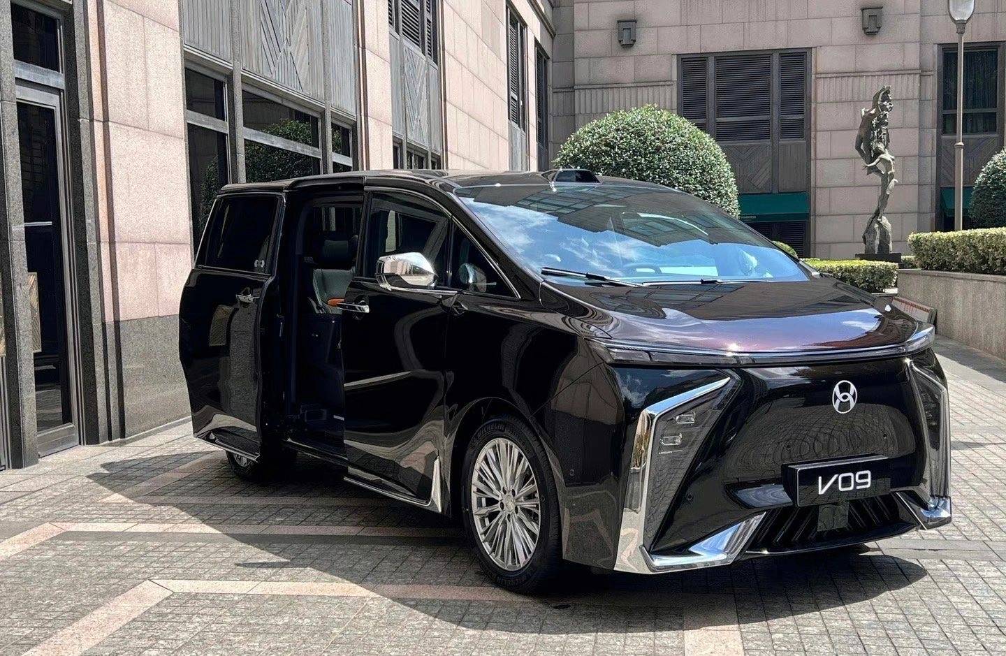 合创V09现身街头，雷克萨斯LM既视感，配激光雷达，还看腾势D9？_搜狐汽车_搜狐网