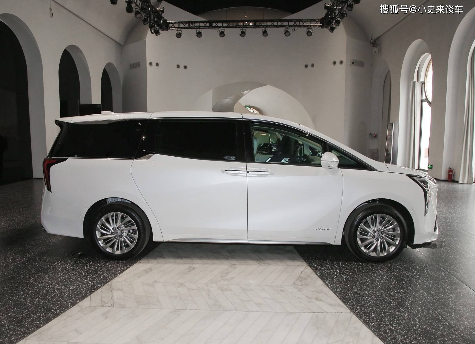 这款MPV犹如“猛虎下山”，比埃尔法豪华配2.0T可变缸，续航800km_搜狐汽车_搜狐网