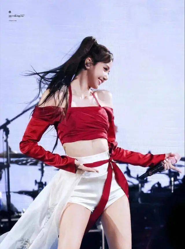 Lisa高调晒疯马秀花絮!全裸身材火辣？网友炮轰骗局 -6parkbbs.com