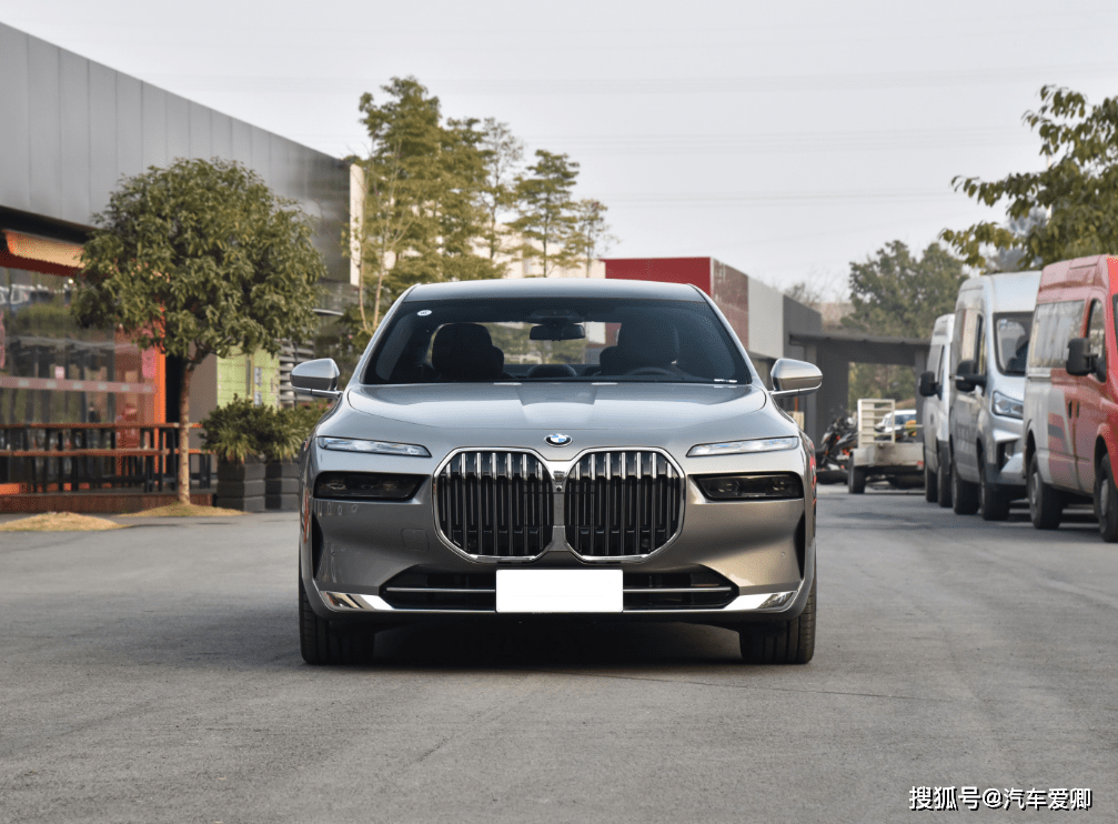 奔驰S级的真正对手，车长近5米4搭载3.0T引擎，劳斯莱斯的气场_搜狐汽车_搜狐网