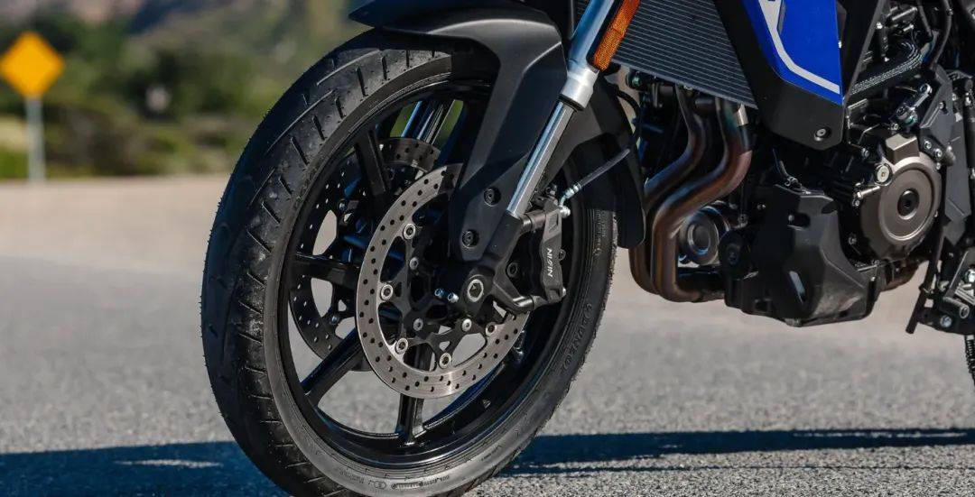 铃木 V-Strom 800RE 发布，城市ADV定位的新版本_搜狐汽车_搜狐网