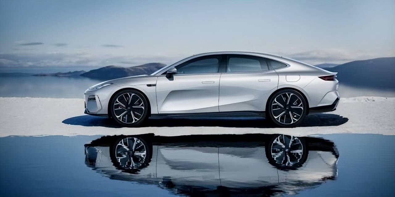 吉利银河E8纯电轿跑曝光引网友猜测：这如果换个保时捷的标怕就买不起了_搜狐汽车_搜狐网