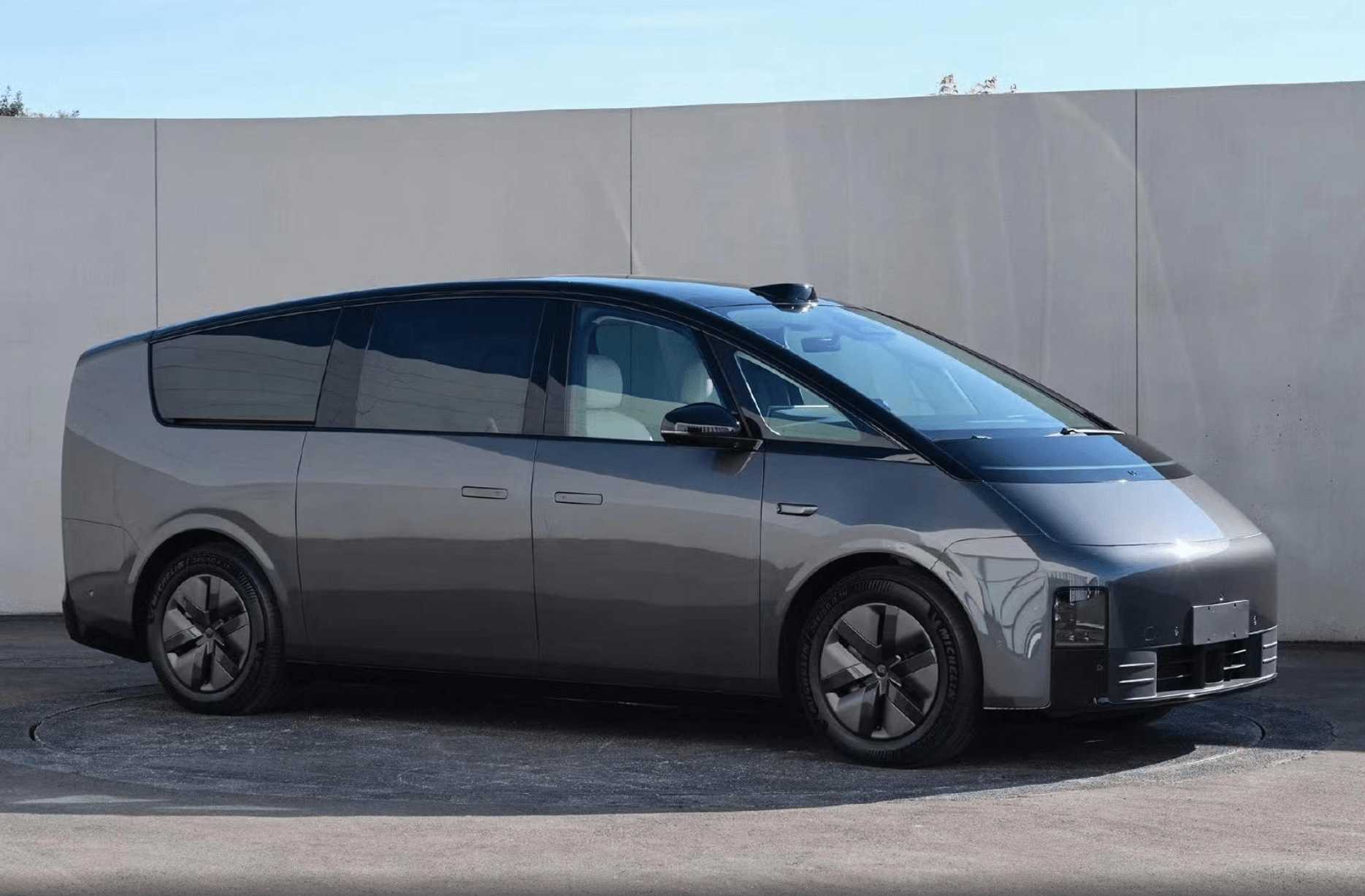 理想首款MPV理想MEGA正式曝光，奇特且富有新意，未来感十足。_搜狐汽车_搜狐网