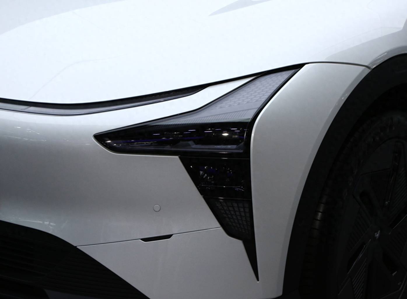 吉利推豪华新能源SUV，车宽近2米，3.8s破百，配无边框车门_搜狐汽车_搜狐网