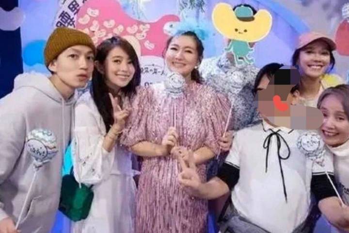 震惊，Selina勇敢顺产，姐妹团全程陪伴_过程_Ella_Hebe