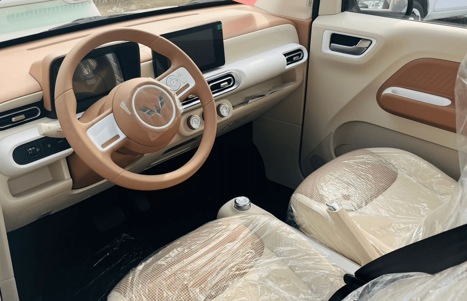 或4.98万起！新宏光MINIEV实车到店，增中控屏，续航215km+快充_搜狐汽车_搜狐网