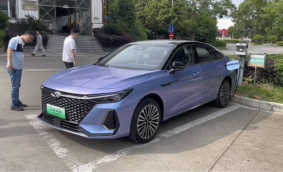 奇瑞风云A8实车曝光，大过秦PLUS DM-i，续航超1400km+4.2L油耗_搜狐汽车_搜狐网