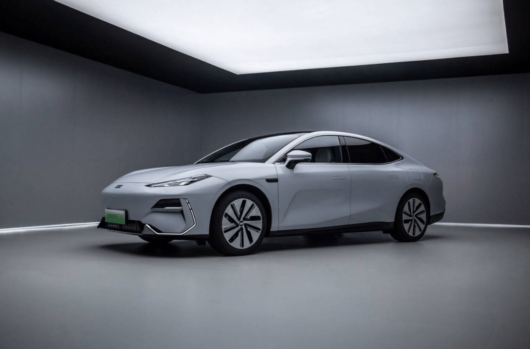 8K大屏+8295芯片，吉利银河E8亮相，开启纯电旗舰轿车新时代！_搜狐汽车_搜狐网