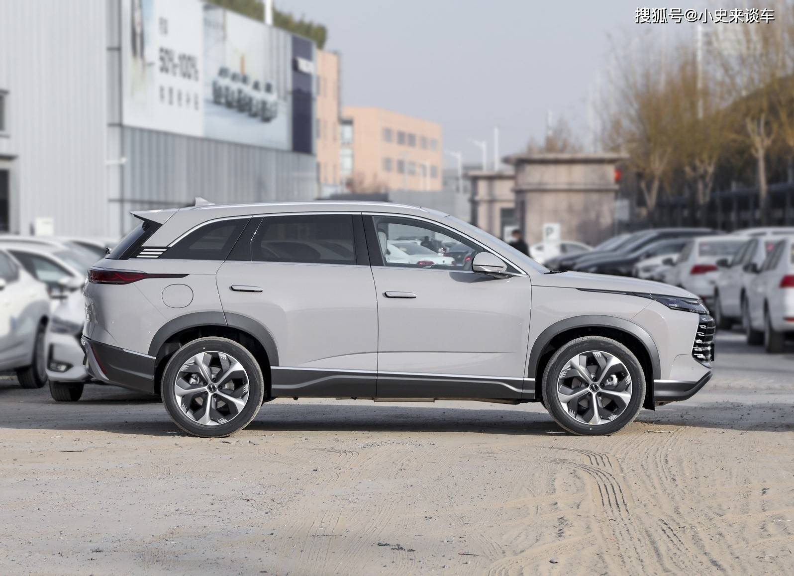 全新混动中型SUV放弃尊严！20.28万车身比肩霸道，续航1200Km要火_搜狐汽车_搜狐网