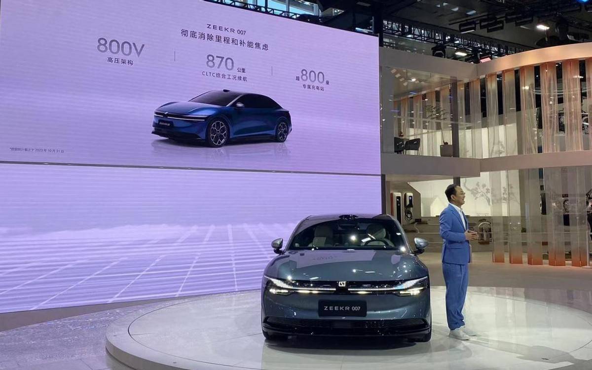 加速2秒多，有800V、骁龙8295芯片，极氪007亮相，预售22.99万起_搜狐汽车_搜狐网