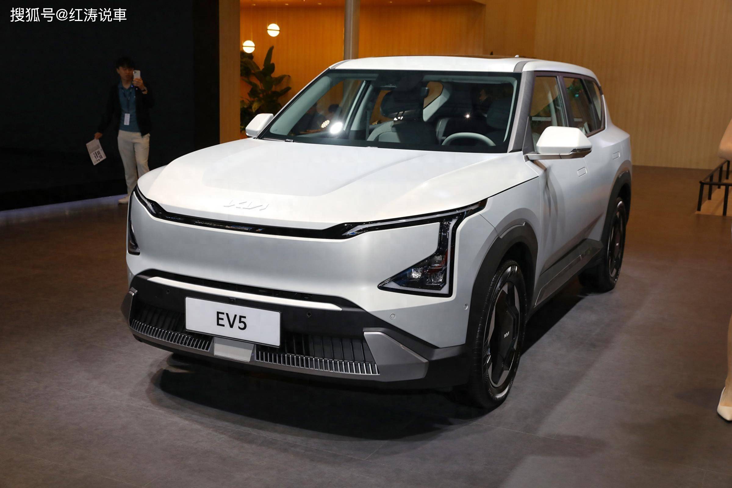 起亚EV5在广州车展上市，纯电动SUV，续航530公里，售14.98万元起_搜狐汽车_搜狐网