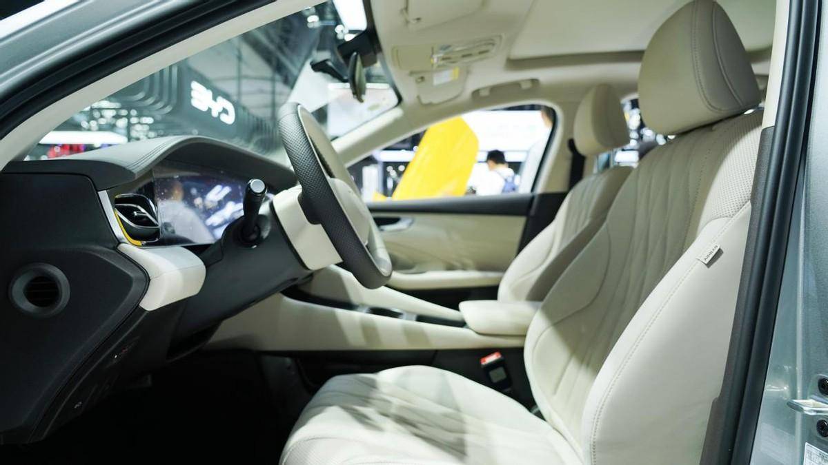 离了大谱！荣威D7 DMH跑到比亚迪展台对面，隔空喊话秦PLUS DM-i_搜狐汽车_搜狐网