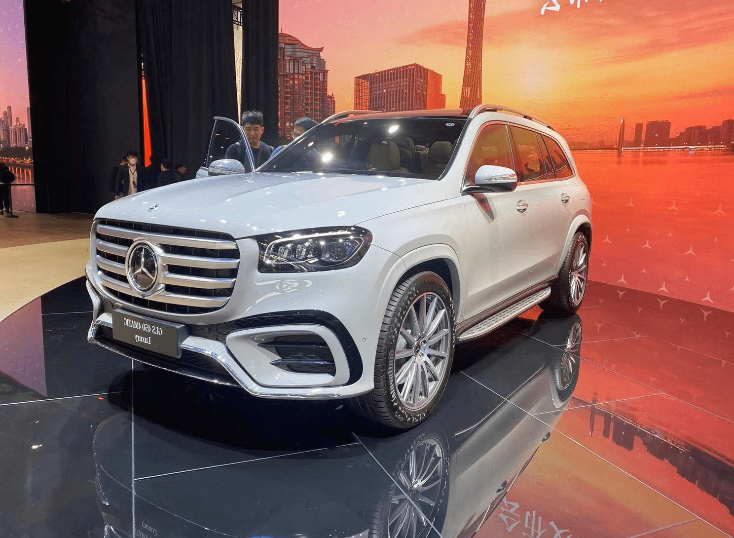 广州车展上的四款百万级新车，雷克萨斯LM 500h领衔，卫士迎V8动力_搜狐汽车_搜狐网