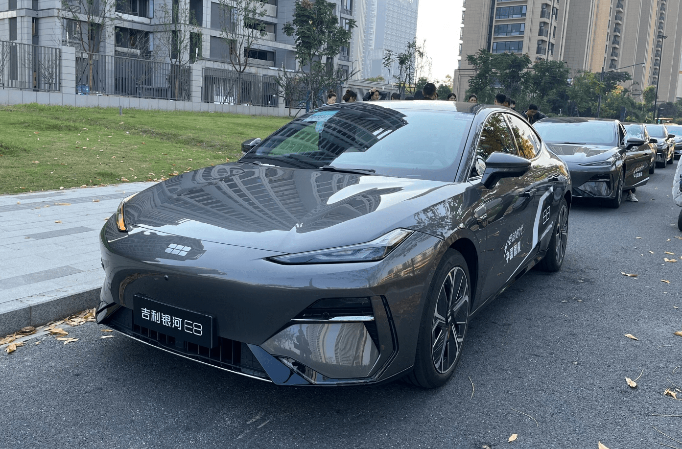 银河E8实车到店，大过汉EV配无框车门，搭646马力+800V超充_搜狐汽车_搜狐网