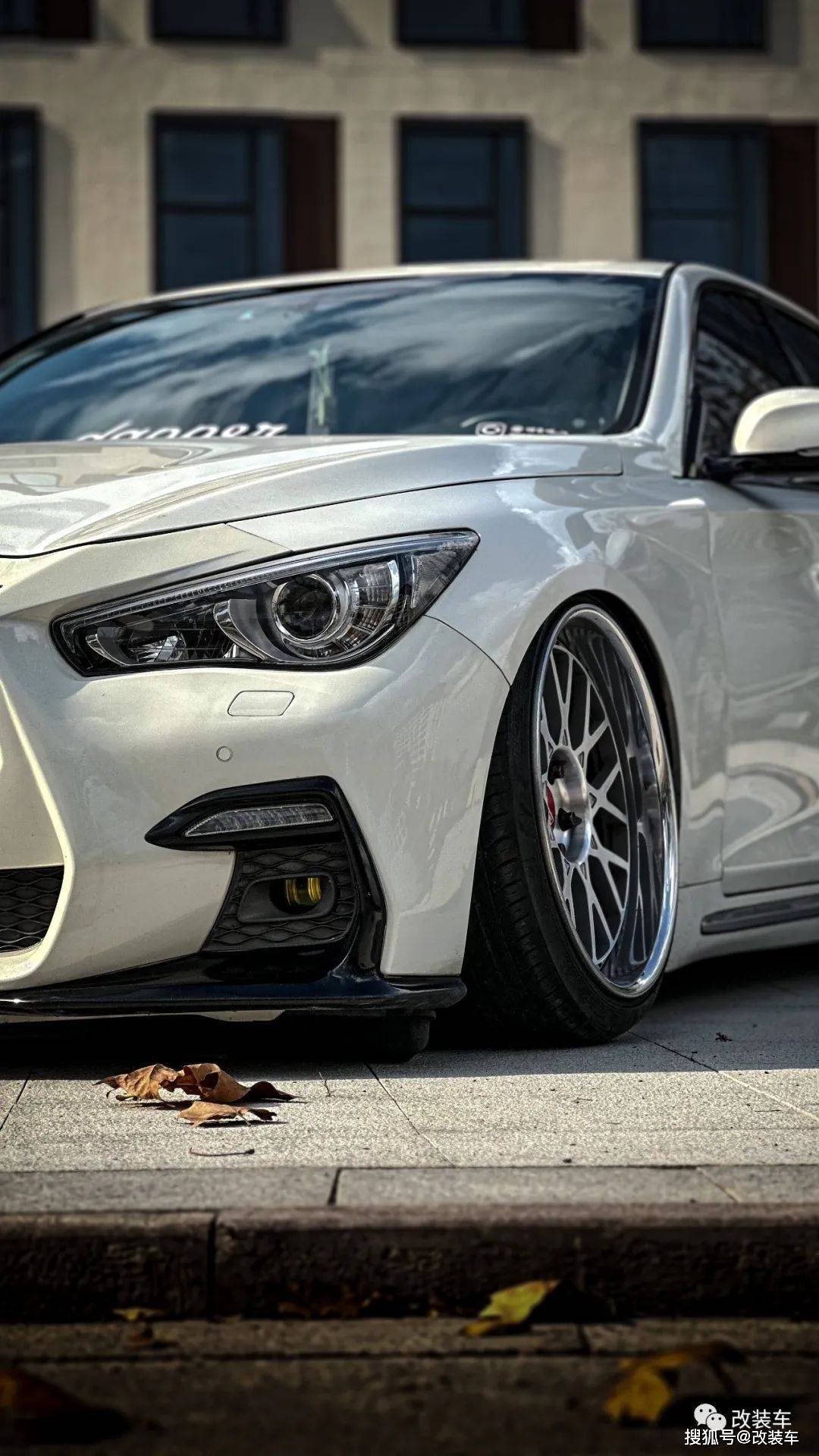 从绞牙到气动的英菲尼迪Q50L，姿态风也能玩的很战斗_搜狐汽车_搜狐网