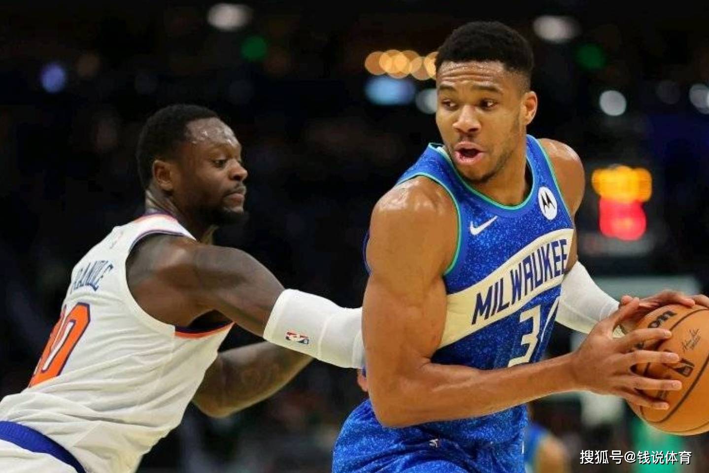 NBA季中赛：字母哥准三双，雄鹿大胜尼克斯挺进四强，兰德尔空砍41分_篮板_助攻_比分