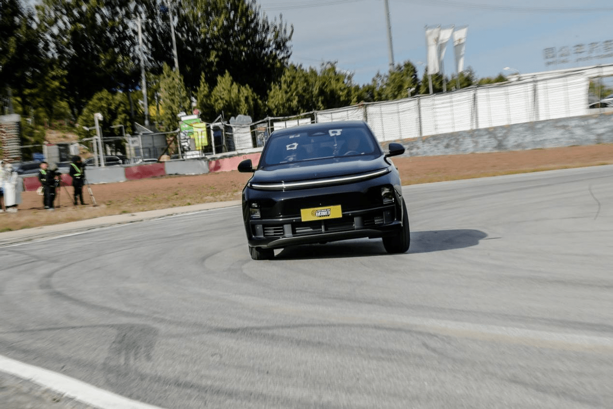 三大SUV大PK！理想L7颜面扫地，问界M7名声尽失，只有它一枝独秀_搜狐汽车_搜狐网