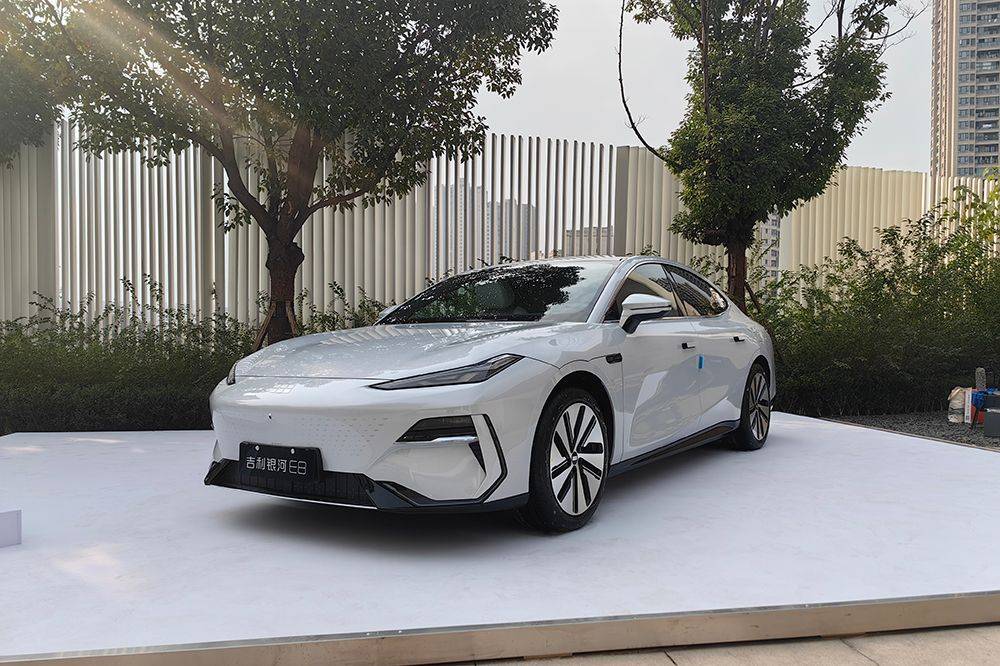 实拍吉利银河E8：45英寸8K屏是最大亮点？这些细节建议别错过_搜狐汽车_搜狐网