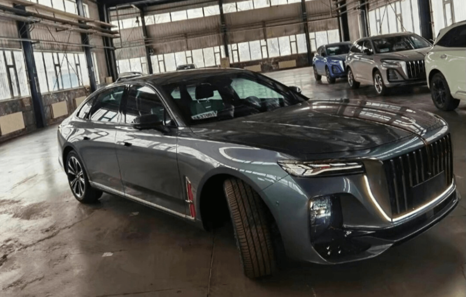 新款红旗H9实车曝光，前脸看齐H5，换双联屏，配3.0T+8AT？_搜狐汽车_搜狐网