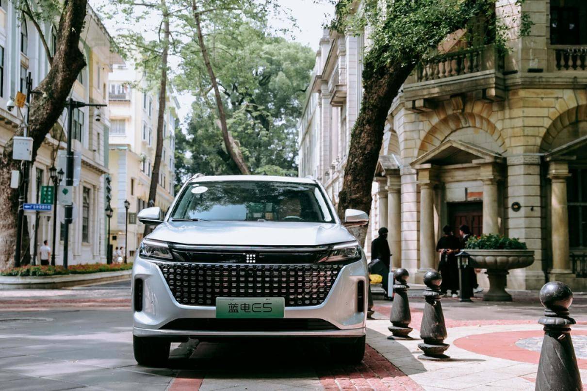 限时抢购价9.98万元！蓝电E5对比CS75 PLUS确实值得买？_搜狐汽车_搜狐网