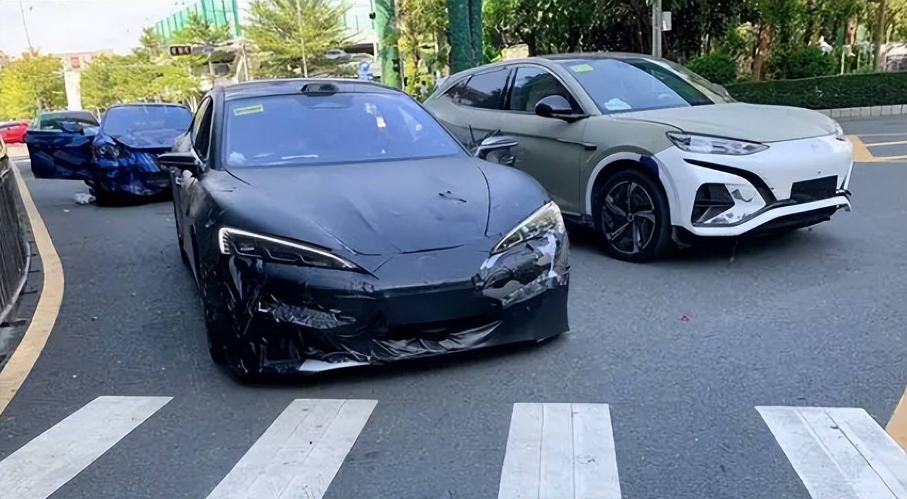 定位接近BBA“56E”，比亚迪仰望U6街拍！外观能接受？_搜狐汽车_搜狐网