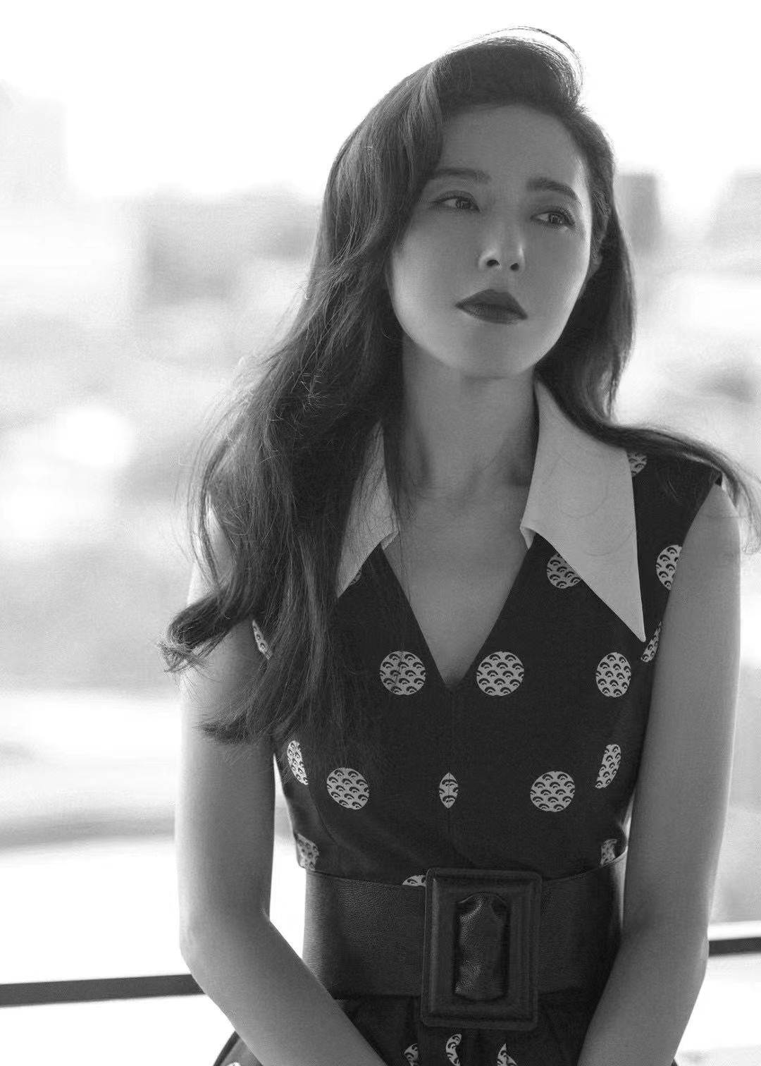 曾黎红唇卷发配波点复古裙似港风女主，跟随YINER音儿重回美杀四方的黄金年代_系列