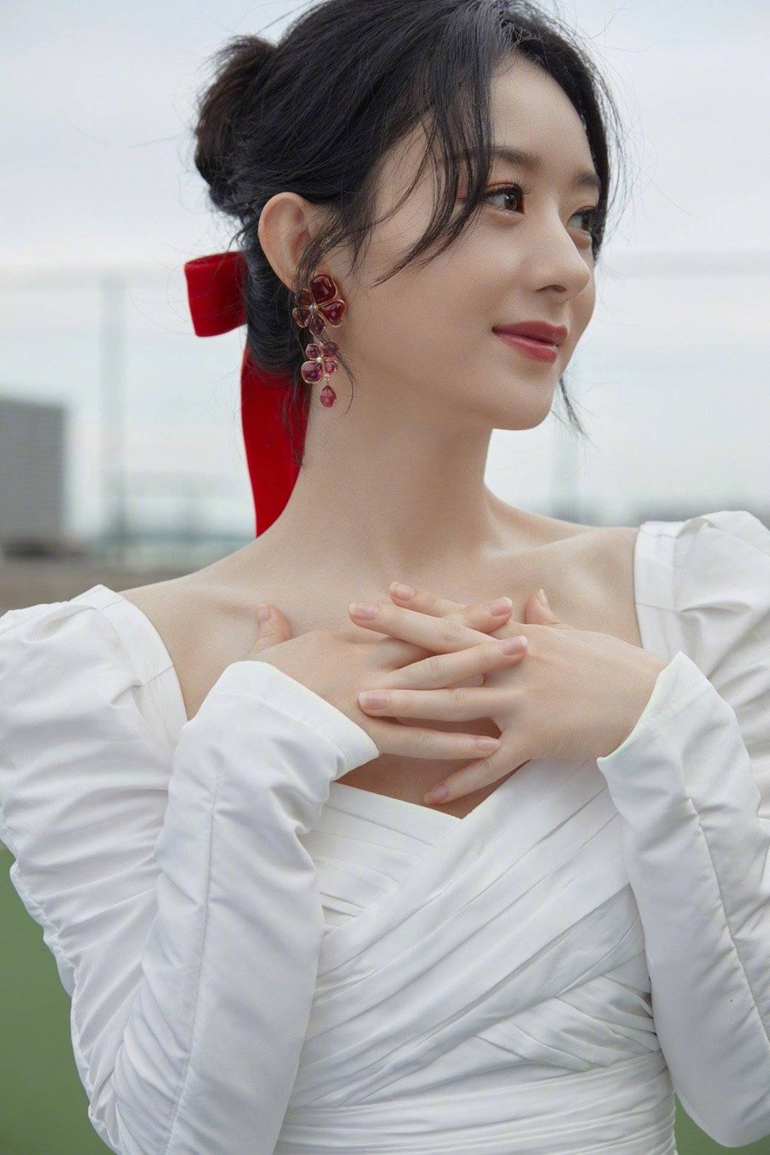 赵丽颖穿白裙配红丝带少女感足 对镜浅笑纯净清新 搜狐大视野 搜狐新闻