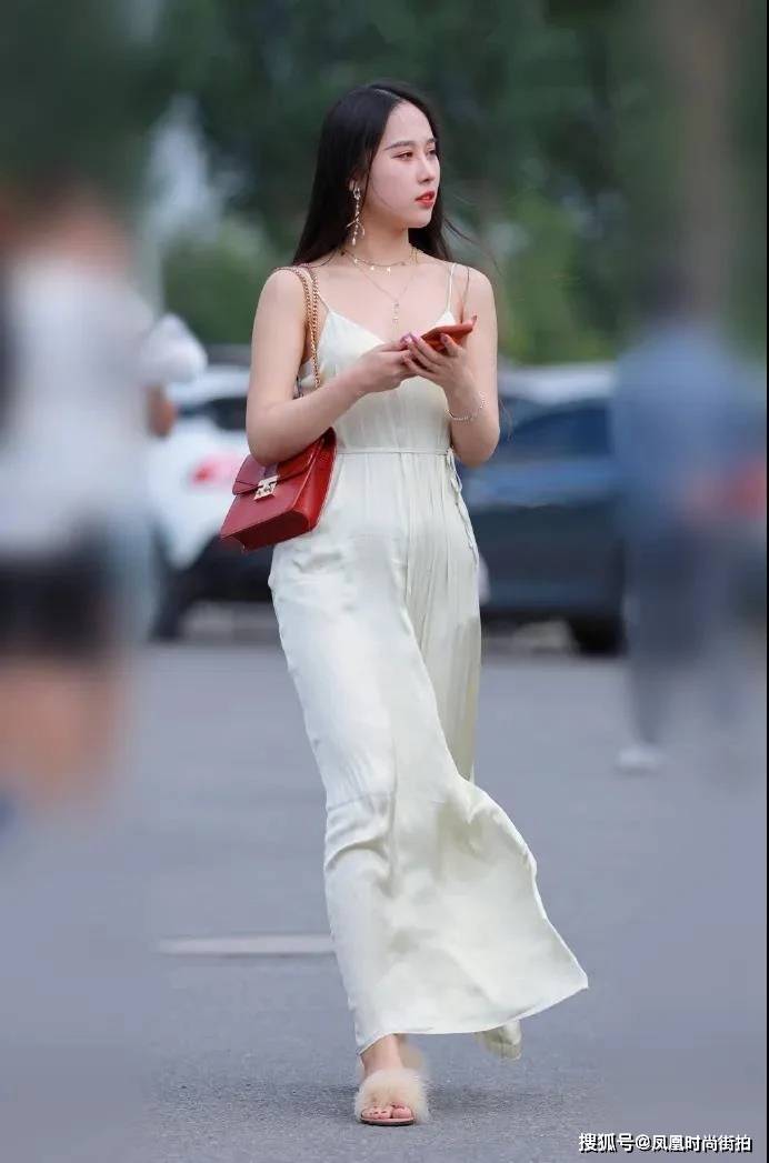 美女身穿缎面制作而成的连体裤，看起来高贵华丽 搜狐大视野 搜狐新闻