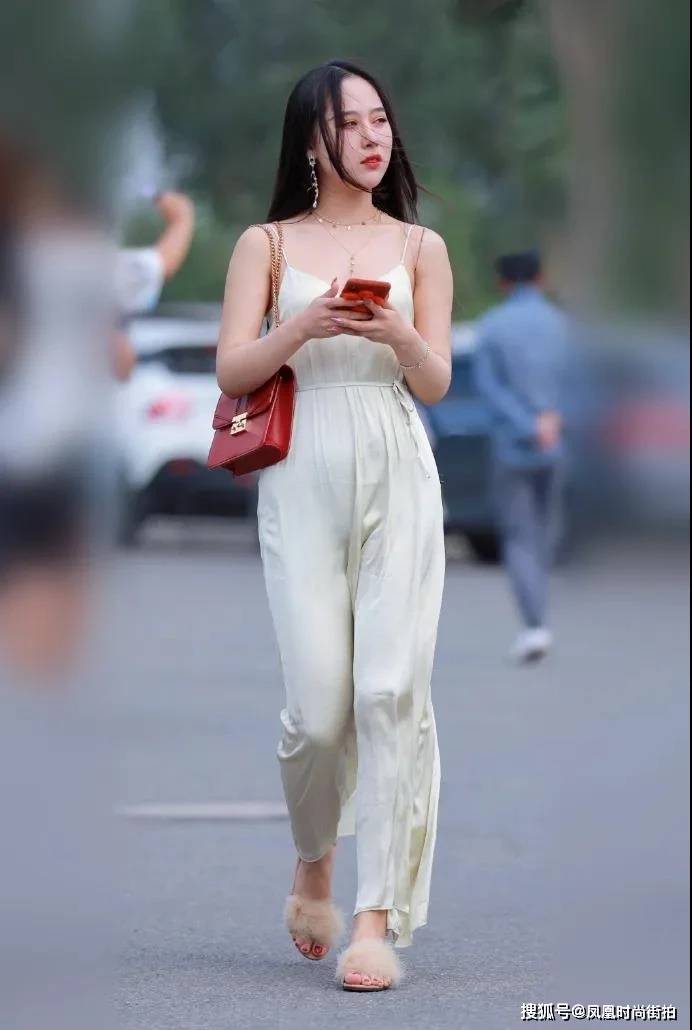 美女身穿缎面制作而成的连体裤,看起来高贵华丽 搜狐大视野 搜狐新闻