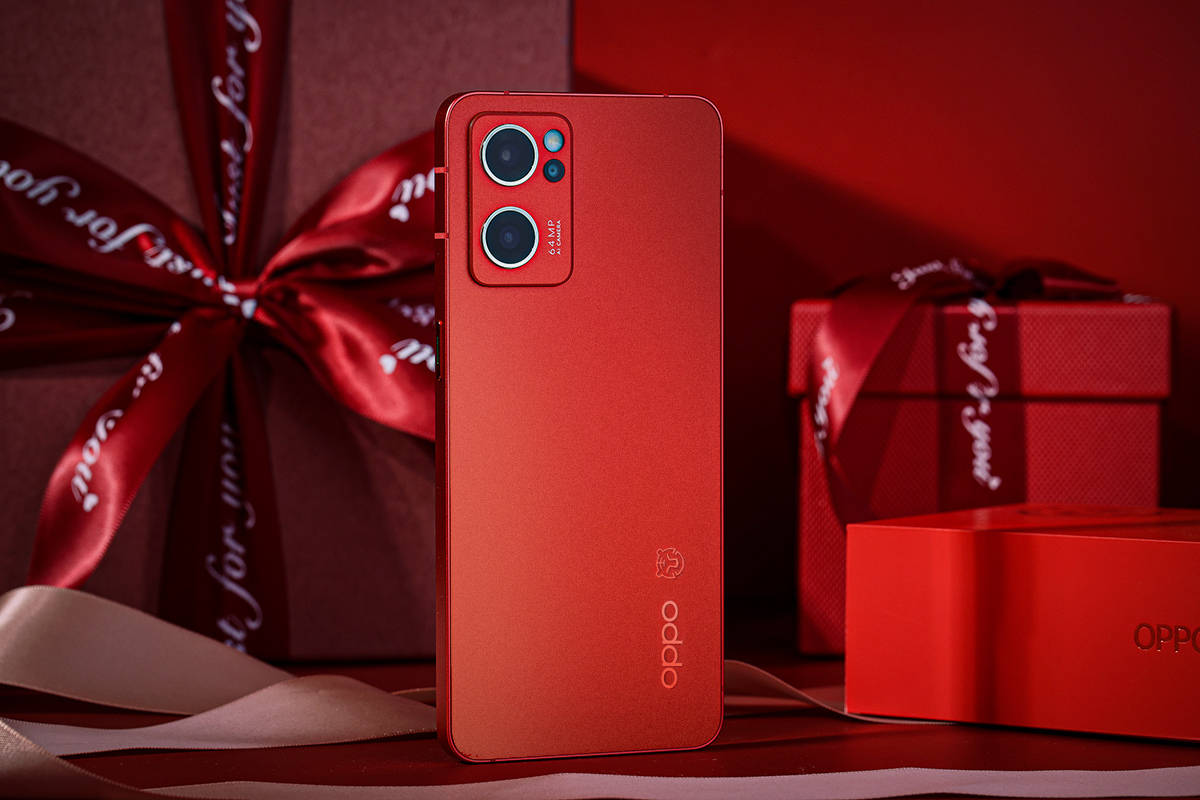 极具质感的正红色OPPO Reno7红丝绒新年版外观图赏-搜狐大视野-搜狐新闻