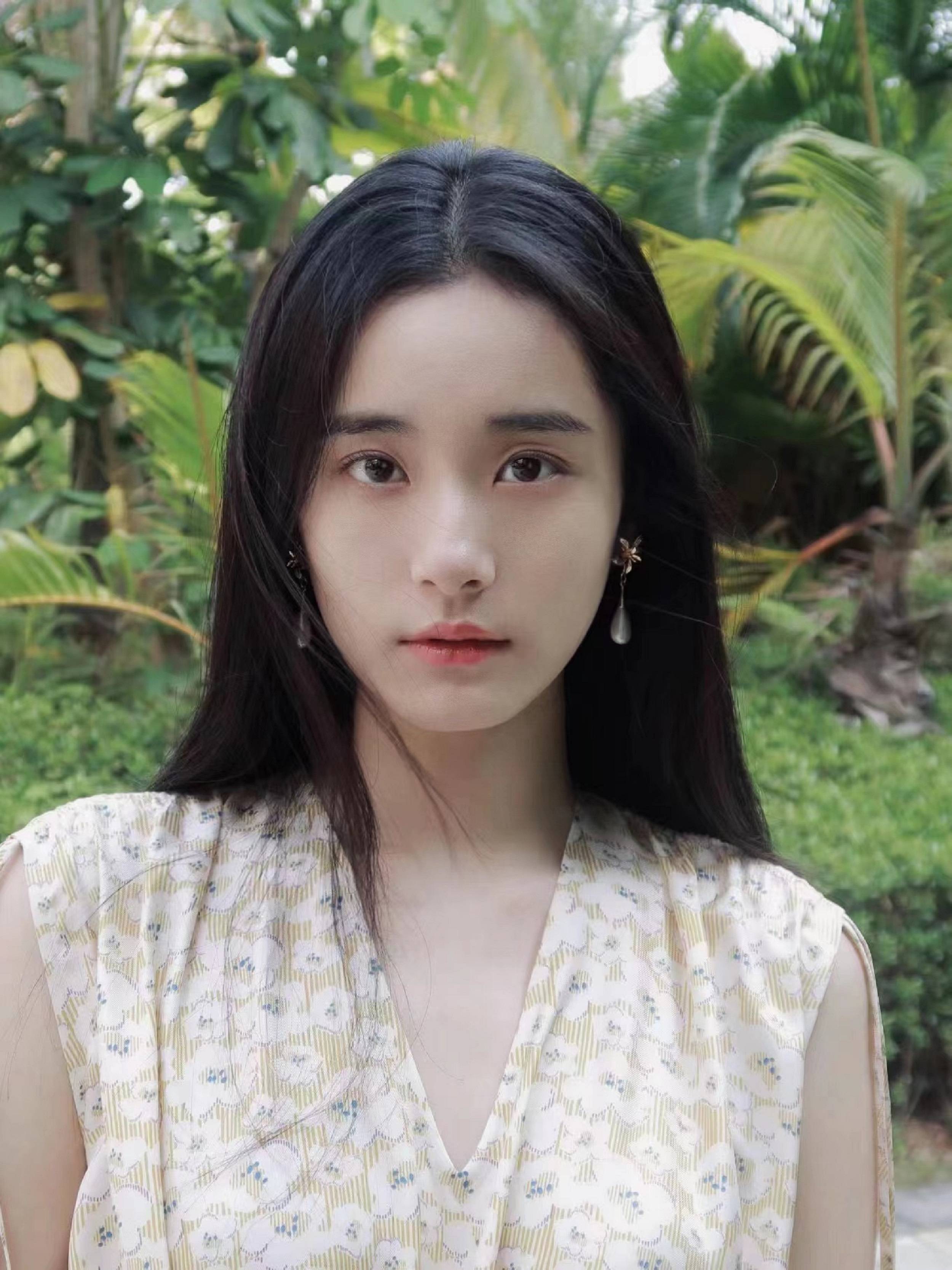 夏日碎花单品推荐：范诗然演绎 CARVEN 2022 春夏系列黄色碎花无袖连衣裙_流转_绰约_眼波