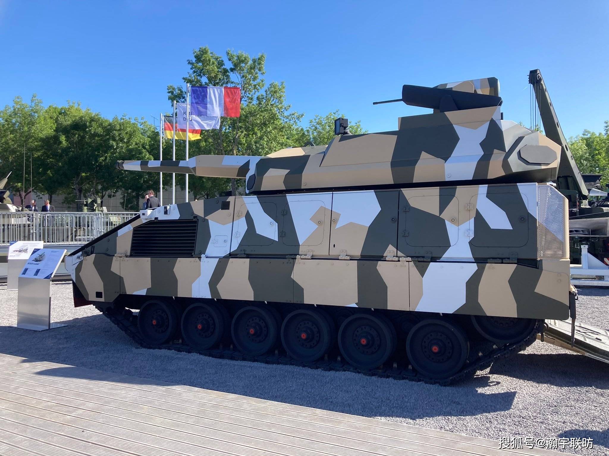 履带式拳师犬120毫米火力支援车-搜狐大视野-搜狐新闻