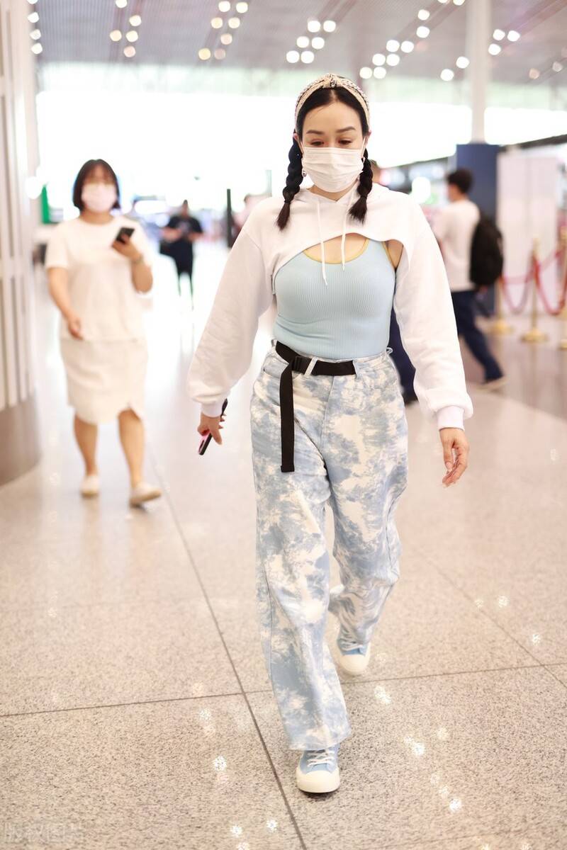 性感女神钟丽缇 她是个十足的性感女神。 搜狐大视野 搜狐新闻