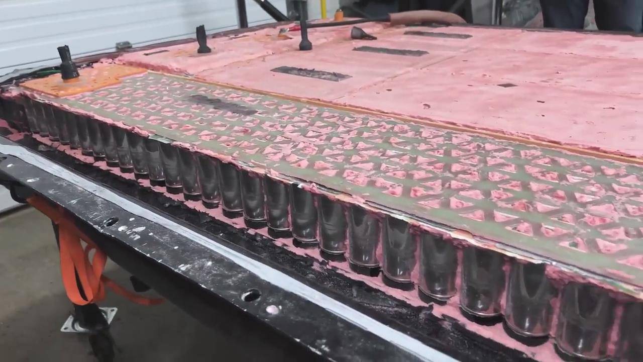 特斯拉4680 CTC Model Y拆解实录3：为什么4680续航不如2170版本？_搜狐汽车_搜狐网