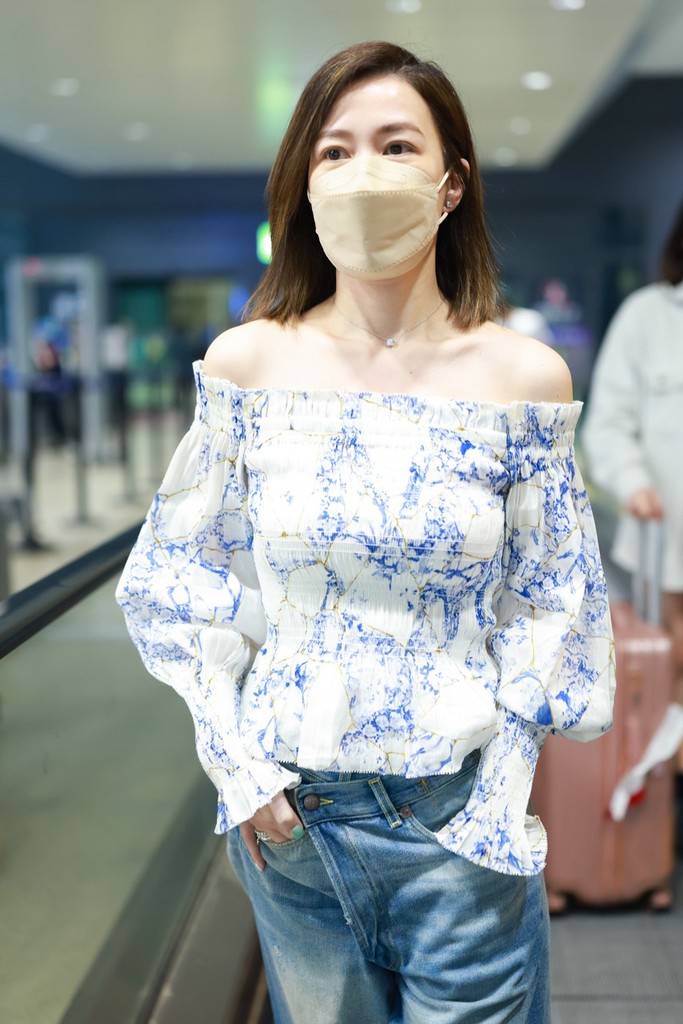 佘诗曼现身上海机场 眼神灵动可爱-搜狐大视野-搜狐新闻