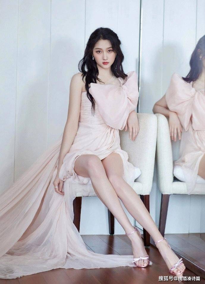 关晓彤 性感铅笔腿太撩人 搜狐大视野 搜狐新闻
