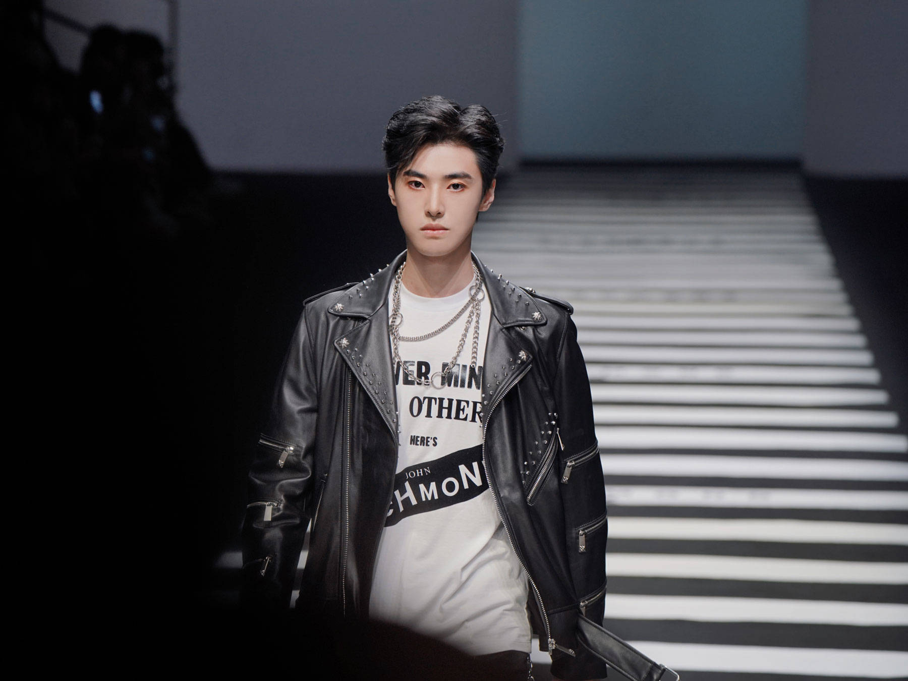 嘉羿亮相上海RICHMONDX 2023春夏时装秀-搜狐大视野-搜狐新闻