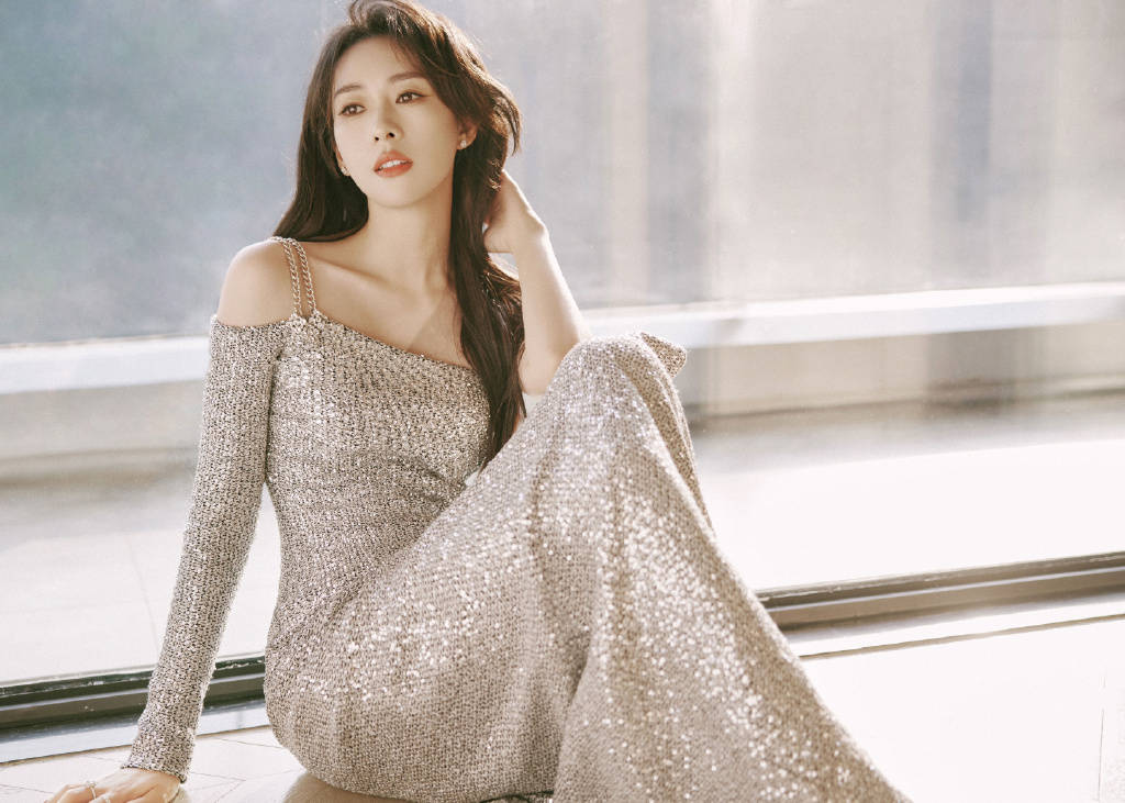 童瑶穿银色斜肩吊带长裙拍写真 身姿曼妙锁骨吸睛-搜狐大视野-搜狐新闻